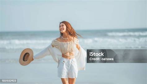 여름 해변 휴가 개념 모자를 쓴 젊은 아시아 여성이 더운 여름날 해변 바다를 바라보며 휴식을 취한다 가냘픈에 대한 스톡 사진 및 기타 이미지 Istock