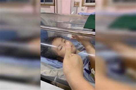瘫痪女童忍泪复健2年，终于能站能跑。坚强的小安琪，加油！小安女童