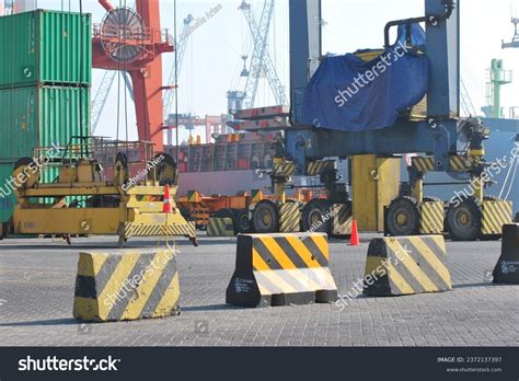 Lift Container Loading Indonesia Images Stock Photos D Objects Vectors Shutterstock