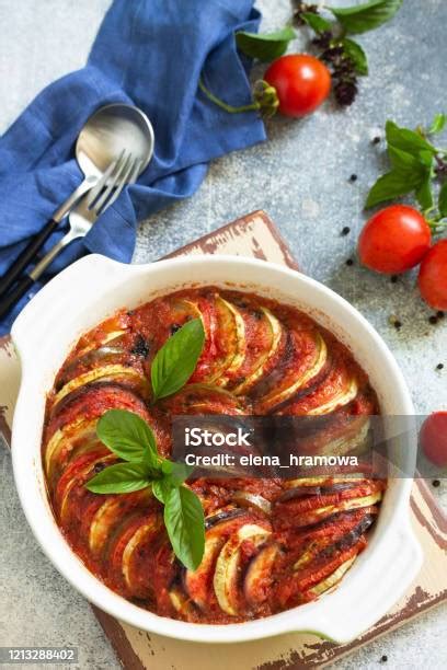 라타투유 돌이나 슬레이트 테이블에서 채식 요리 다이어트와 건강 식품 개념 0명에 대한 스톡 사진 및 기타 이미지 Istock