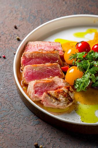 어두운 돌 테이블 수직에 접시에 야채와 함께 구운 참치 필레 0명에 대한 스톡 사진 및 기타 이미지 0명 건강한 생활방식 고급 요리 Istock