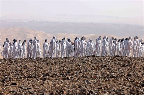 이스라엘이 200명 단체 누드 촬영에 지원금 보낸 이유