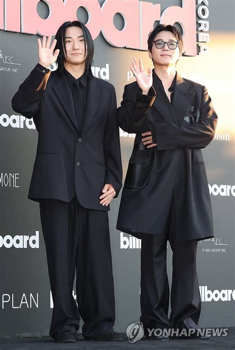 포즈 취하는 웨이브 투 어스 연합뉴스