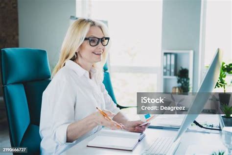 데이터 분석 금발의 여성이 정보를 들고 차트를 들고 사무실에 정장 흰색 셔츠를 입고 좋은 통계를 보이는 사진 45 49세에 대한 스톡 사진 및 기타 이미지 Istock