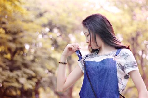 图片素材 女孩 女人 步行 模型 年轻 弹簧 秋季 亚洲 时尚 季节 户外 连衣裙 美容 女儿 拍照片 肖像摄影 反向阳光混合 晴朗的颜色混合 丛林