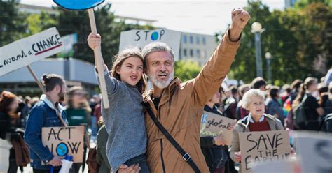 기후 변화에 대한 세계적인 파업에 대한 플래카드와 포스터를 든 사람들 사진 Unsplash의 기후 행동 이미지