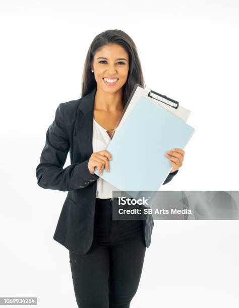 매력적인 라틴 기업 라틴 여자 보고 흥분 하 고 창조적인 성공에 흰색 배경에 고립 일 개념에서 행복 폴더와 서류를 들고의 전체 길이 초상화 기업 비즈니스에 대한 스톡 사진
