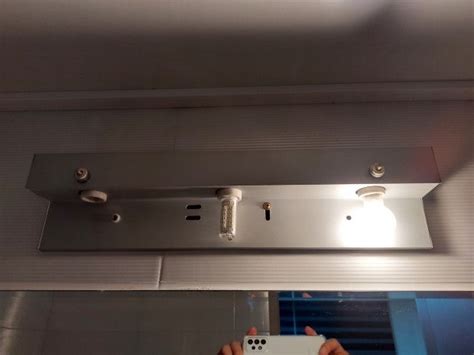 화장실 전구를 Led로 바꿨는데 소켓은 맞는데 불이 안들어와요 지식in