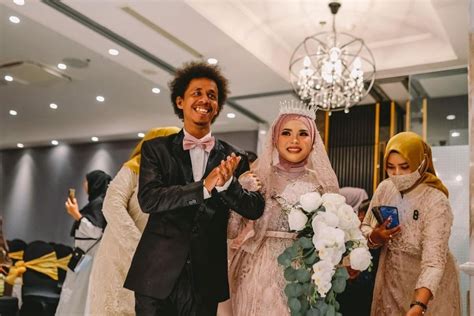 10 Potret Raim Laode Dan Komang Saat Menikah
