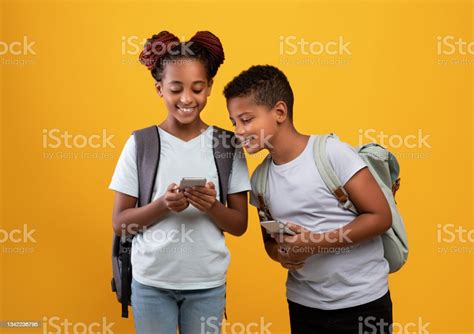 스마트폰을 사용하는 아프리카계 미국인 소년과 소녀 여학생 아이에 대한 스톡 사진 및 기타 이미지 아이 휴대전화 교육