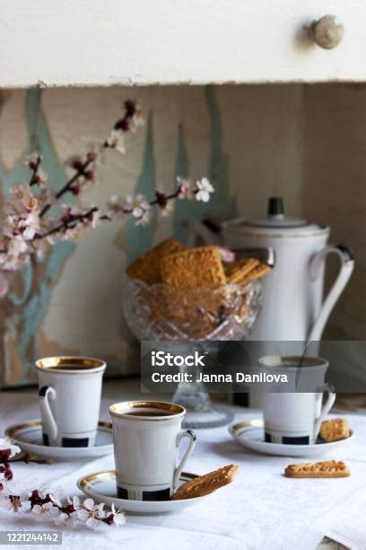 꽃 나뭇가지와 오래된 찬장을 배경으로 쇼트브레드 쿠키와 과자를 곁들인 커피 0명에 대한 스톡 사진 및 기타 이미지 0명
