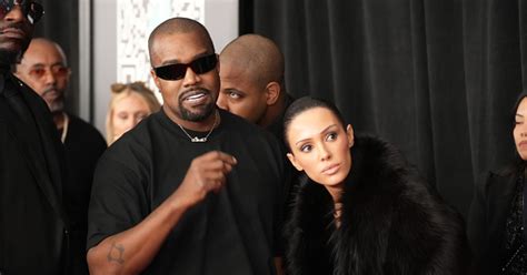 칸예 웨스트♥ 비앙카 센소리 그래미 레드카펫서 전신 누드 파격 등장 [해외이슈]