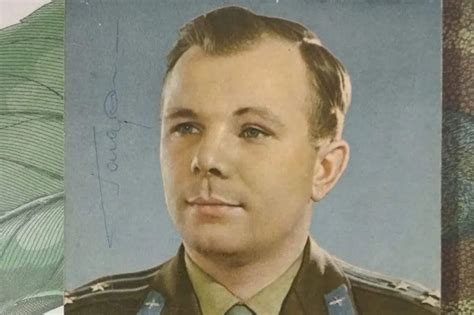 Открытку с автографом Гагарина продает житель Барановичей Цена вас удивит