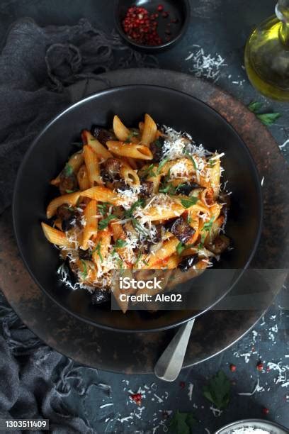 파스타 알라 노마 다크 테이블에 가지 토마토 파마산 치즈를 곁들인 이탈리아 파스타 가지 채소에 대한 스톡 사진 및 기타 이미지 가지 채소 개념 건강한 식생활 Istock