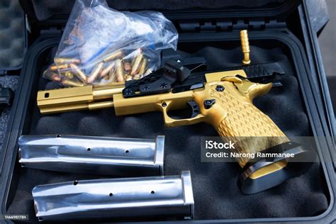 Pistolas O Armas Cortas Y Municiones Colocadas En Estuche Las Pistolas
