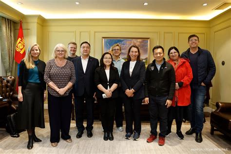 Австралийн Холбооны Улсын Парламентын Сенатын танхимын Ерөнхийлөгч хатагтай Сюзан Лаянсын албан