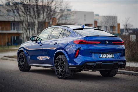 길가에 주차된 파란색 Bmw Suv 사진 Unsplash의 무료 헝가리 이미지