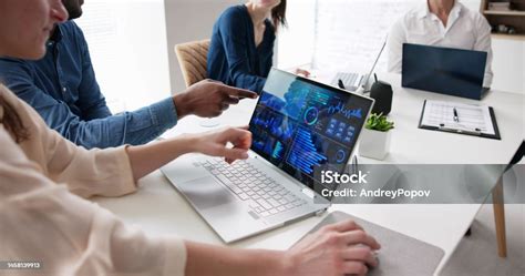 다양한 팀의 Kpi 재무 대시보드 분석 30 34세에 대한 스톡 사진 및 기타 이미지 30 34세 35 39세 4 명