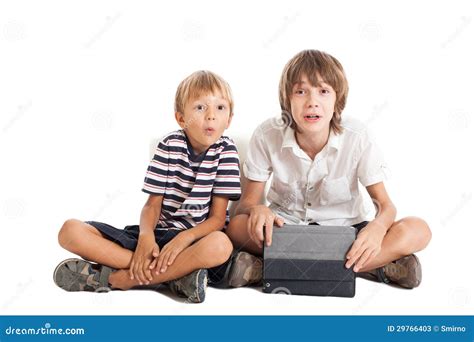 Zwei Jungen Mit Einem Tablette Pc überraschte Gesichter Stockbild Bild Von Spiel Hemd 29766403
