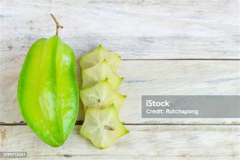 나무 테이블 배경에 스타 과일 카람볼라 또는 스타 사과 를 닫습니다 건강한 생활방식에 대한 스톡 사진 및 기타 이미지 건강한 생활방식 건강한 식생활 과일 Istock