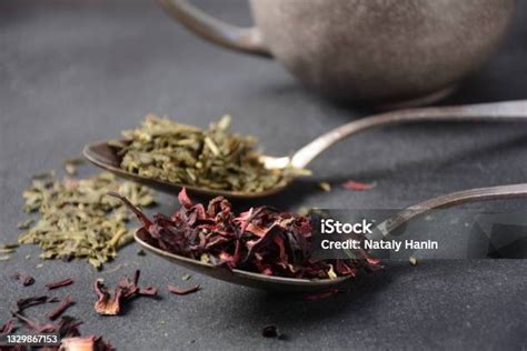 테이블에 숟가락에 드라이 차 반차 녹색 히비스커스 나비 완두콩 꽃 차의 다양한 종류 0명에 대한 스톡 사진 및 기타 이미지 0명 가루로 빻은 개념 Istock