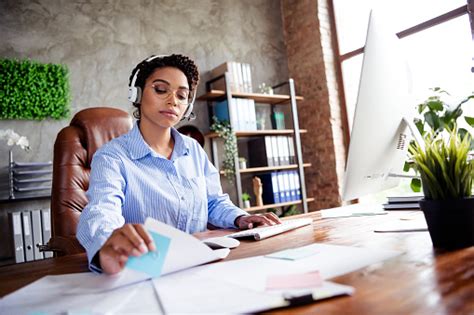 헤드폰을 끼고 현대적인 사무실 작업 공간의 책상에서 열심히 일하는 젊은 사업가 25 29세에 대한 스톡 사진 및 기타 이미지 25 29세 검은색 검정 머리 Istock