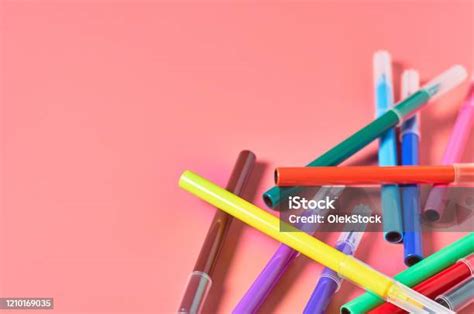 유치원의 분홍색 책상에 여러 가지 색의 펠트 펜이 놓여 있습니다 자녀의 육아와 교육의 교훈 복사 공간 개체 그룹에 대한 스톡 사진 및 기타 이미지 Istock