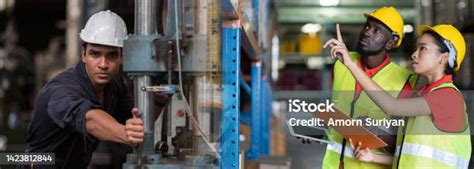 산업 공장에서 기계로 일하는 남성 공장 노동자 창고에서 일하는 다양한 직원 창고 근로자 그룹 청년 성인에 대한 스톡 사진 및 기타 이미지 Istock