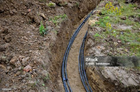 지상에 고전압 케이블을 배치 환경은 전신주를 손상시키지 않습니다 땅 깊은 발굴 미터 검은 색 플라스틱 코팅 강한 케이블 와이어 절연 고장의 경우 감전의 위험 모래와 플라스틱