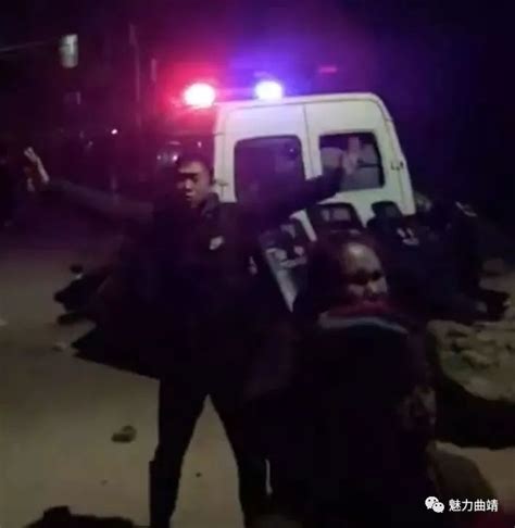 昭通群众 打砸警车逼警察下跪