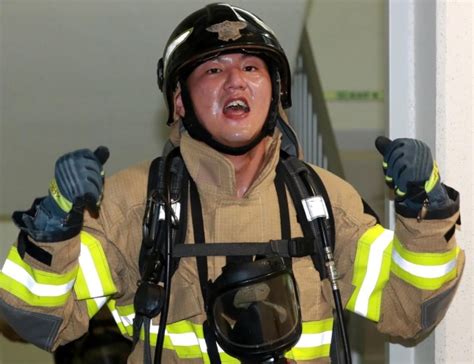 23분 48초”소방관이 ‘101층 계단 올라가는 시간 서울신문