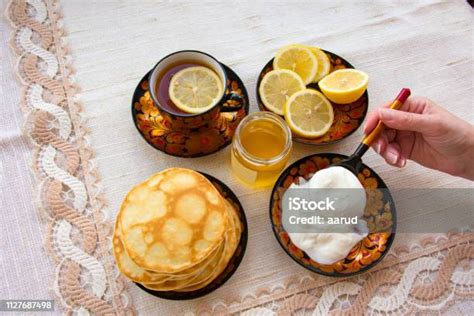 접시에 그려진 컵에 차 썬 레몬 팬케이크 사 우 어 크림 오버레이 대 한 나무로 되는 숟가락 소박한 스타일의 티 파티 꿀에 대한 스톡 사진 및 기타 이미지 Istock