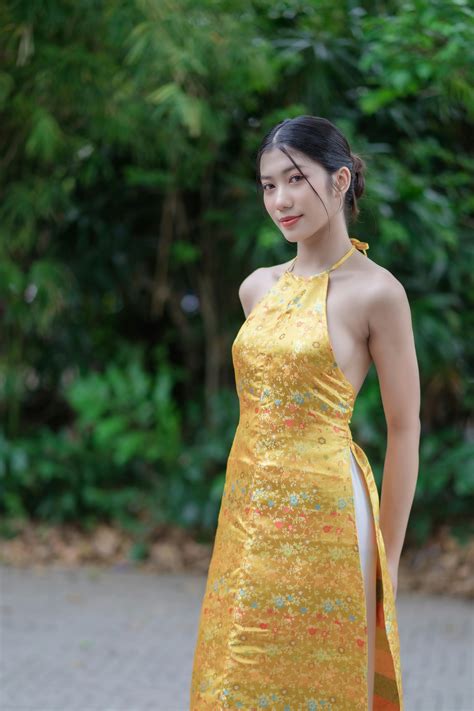 고요한 구성 금발 깨끗한 디자인 꽃 꽃다발 노란 꽃 노란 수 선화 미니멀리스트 배경 미소 짓는 밝은 밝은 기분 봄 부드러운 조명 부케 서 있는