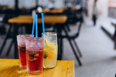 베리와 감귤류 레모네이드를 짚으로 잔에 담았습니다 차가운 신선한 베리와 얼음 조각이있는 감귤류 레모네이드 레스토랑에서 맛있는 음료 한 잔 블루 베리 레모네이드 0명에 대한