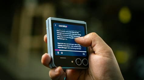 스마트폰을 손에 들고 있는 사람 사진 Unsplash의 무료 삼성 이미지