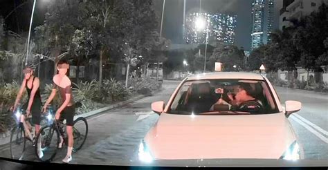 港馬路不雅影片瘋傳！港男女駕駛中「餓狼式」激吻 關係反成焦點 01娛樂