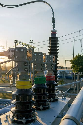 Peralatan Untuk Gardu Induk Tegangan Tinggi Trafo Bushing Dan Isolator Foto Stok Unduh Gambar