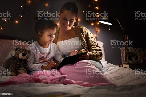 잠자리에 들기 전에 디지털 태블릿을 사용하는 젊은 어머니와 딸의 샷 밤 하루 시간대에 대한 스톡 사진 및 기타 이미지 밤 하루 시간대 아이 잠자기 Istock