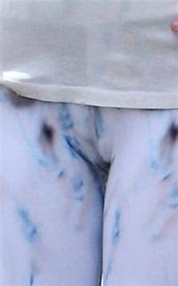 Taylor Swift Tries To Hide Her Meaty Camel Toe