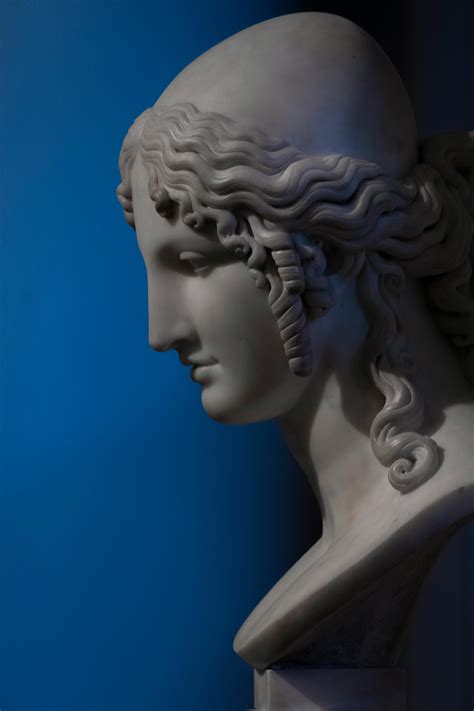 戏剧灯光下的古希腊男性雕塑 · 免费素材图片