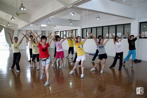校健美操队积极备战全国比赛