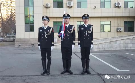 威海市人民政府 高区 致敬人民警察 区公安分局：举行升旗宣誓活动