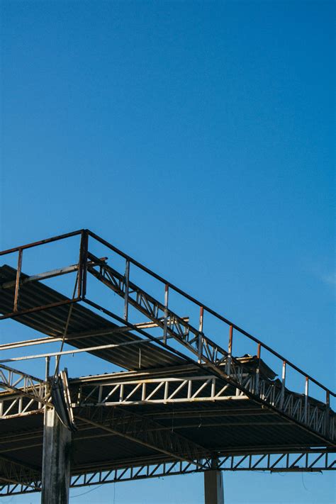 가벼운 각도 강철 건설 건축 건축 세부 골조 구조 그림자 금속 가공 금속 빔 기하학적 남아메리카 도시 건축 도시 풍경 도시의 디자인 문화 유산