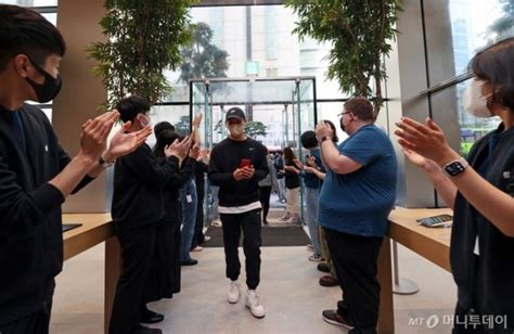 사진 새로운 아이폰 1호 고객 환영합니다 네이트 뉴스