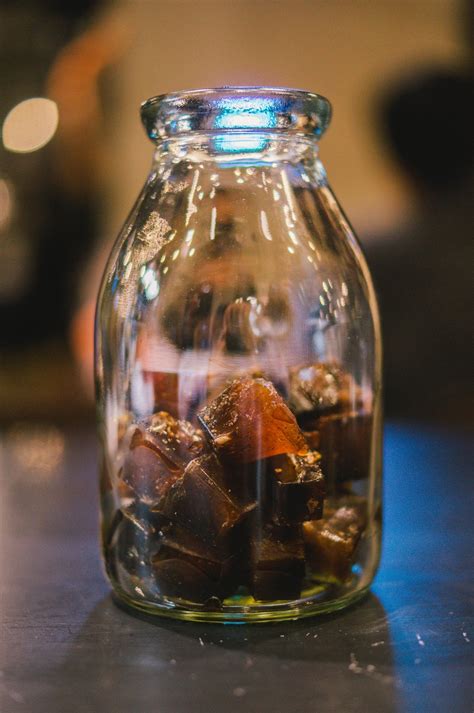 카페세미콜론 카페세미콜론의 베스트 메뉴 큐브라떼입니다 세미콜론 오리지널 더치커피를 큐브 모양으로 Facebook