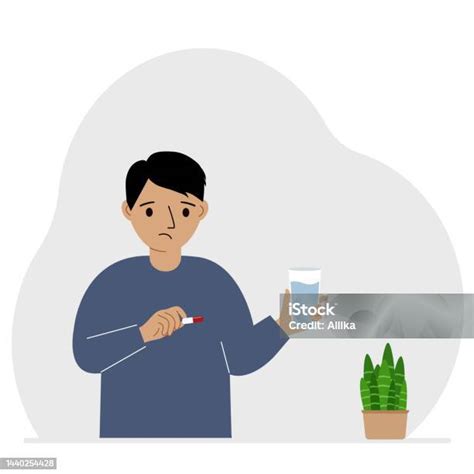 한 손에는 어린 소년이 다른 물 한 잔에 약이나 알약을 들고 있습니다 질병을 치료하기 위해 약을 복용하고 물로 비타민이나 식품 보조제를 복용하는 개념 건강관리와 의술에 대한