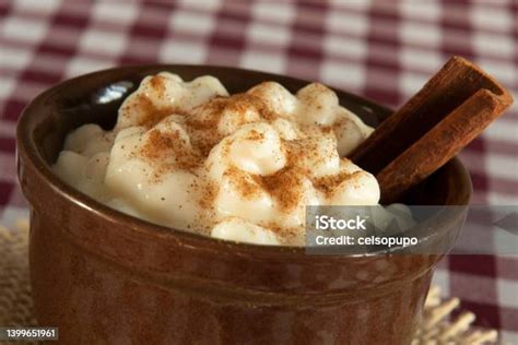 코코넛과 응축 우유를 곁들인 흰 옥수수로 만들고 계피를 뿌린 브라질 유월 축제의 전통 단맛 0명에 대한 스톡 사진 및 기타