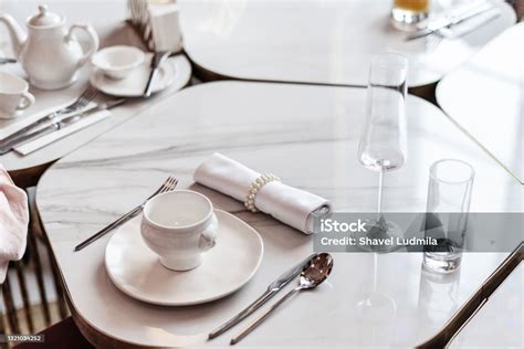 흰색 테이블 설정입니다 우아한 빈 접시 칼 냅킨 컵 아침 식사 선택적 초점 빗나간 포커스에 대한 스톡 사진 및 기타 이미지 빗나간 포커스 식탁 0명 Istock