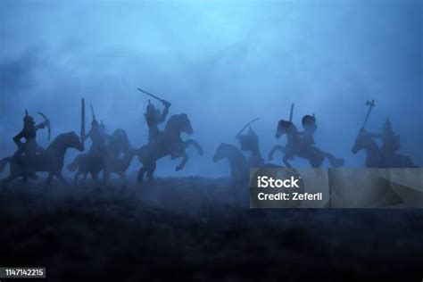 기병과 보병과 중세 전투 장면 별도의 개체로 인물의 실루엣 일몰 안개 배경에서 전사 사이에 싸움 선택적 초점 성 건축물에 대한 스톡 사진 및 기타 이미지 Istock