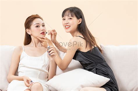 여자 친구에게 립스틱을 바르십시오 사진 무료 다운로드 Lovepik